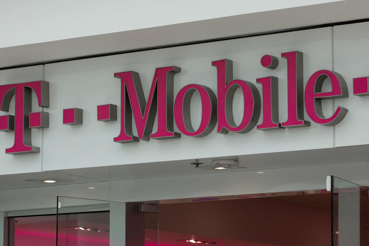 T-Mobile posts mixed earnings, forecasts at least 5 million new ...