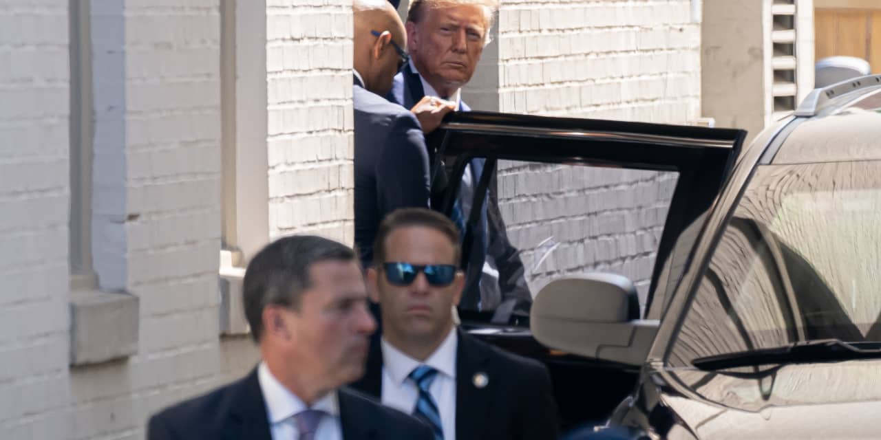 Trump floats replacing income taxes with tariffs, gets criticized by ...