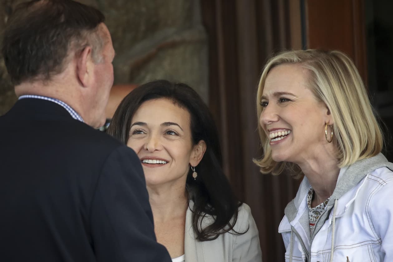 This Facebook executive’s $4 million stock sale could be another sign ...