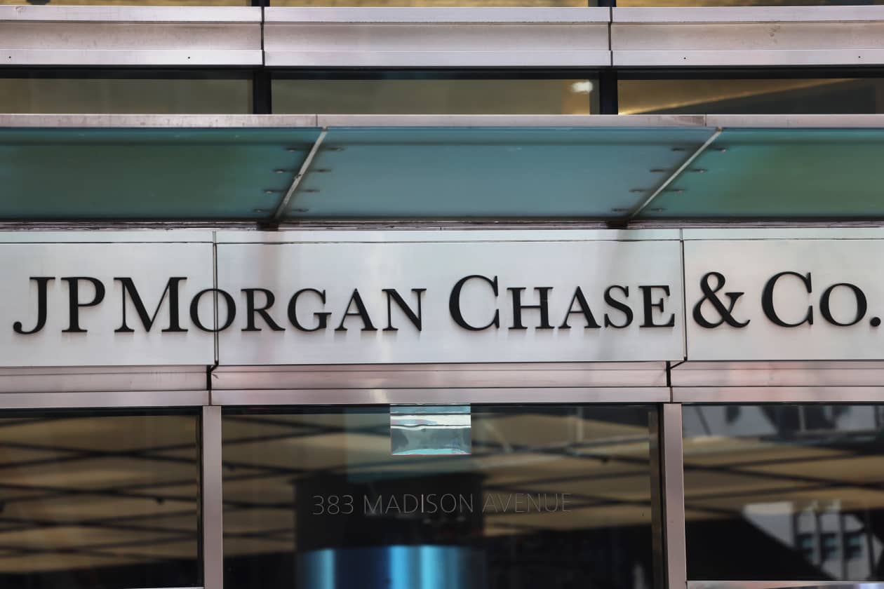 This is how JPMorgan Chase’s stock stands out in the elite $900 billion ...