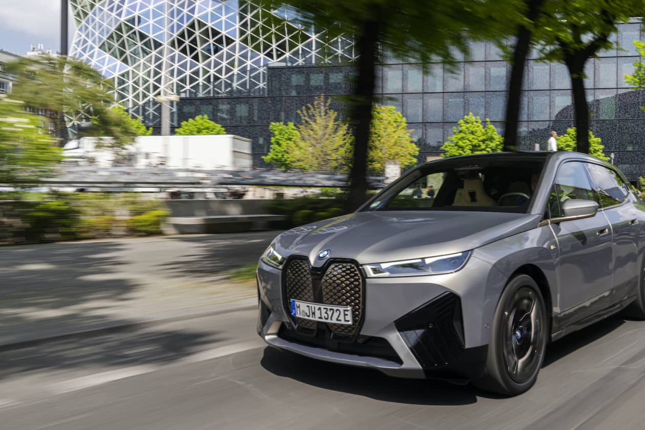 Sustainability and good range make the all-electric 2023 BMW iX ...