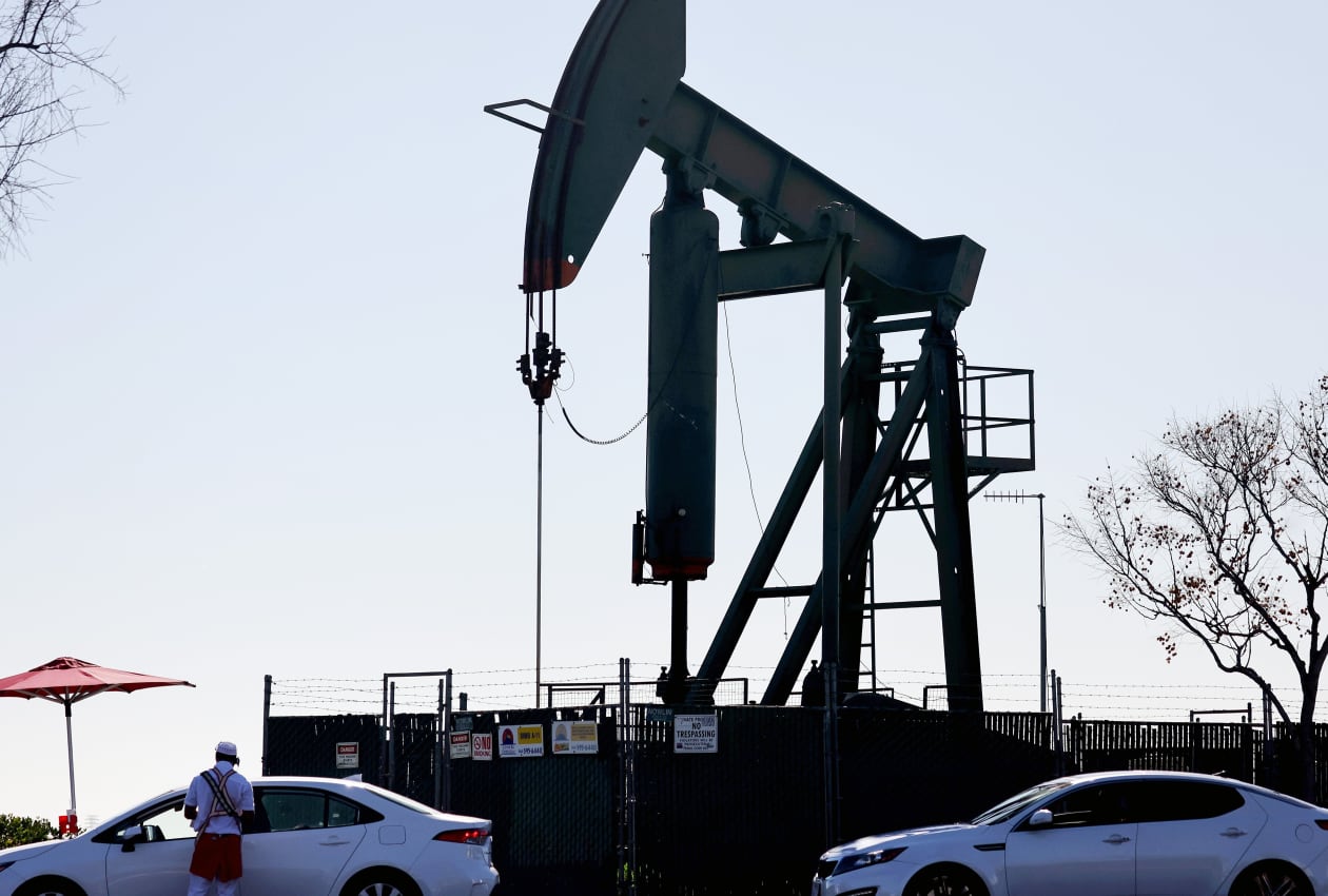 Oil stretches losses into a third straight session on Fed rate worries ...