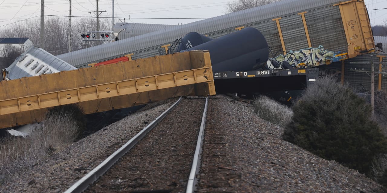 Railroad group warns that flaw in cars’ wheels could cause derailments ...