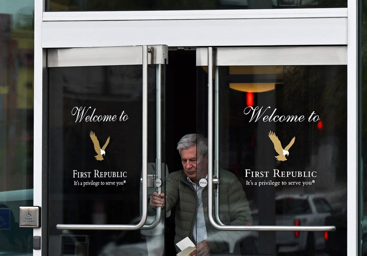 First Republic falls to all-time low but U.S. bank stocks rise on FDIC ...