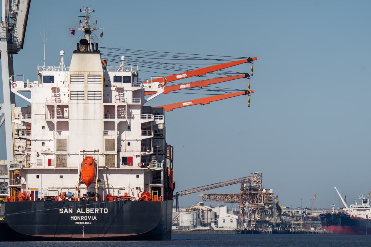 Higher inventories offset slight rise in trade deficit in goods and ...