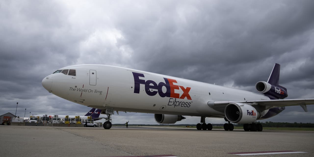 Wall Street loves FedEx’s cost cuts and plans to combine networks. But ...