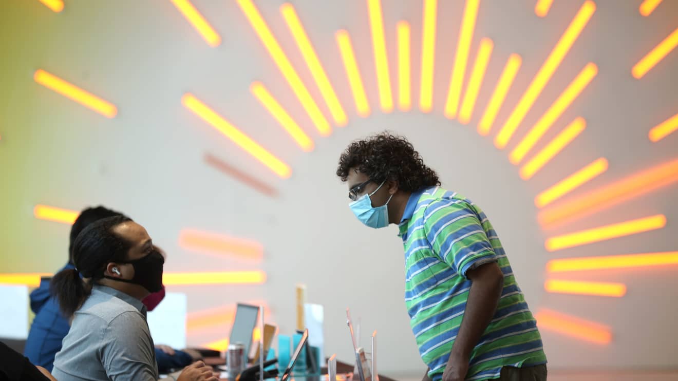 More people are working multiple jobs as Americans battle inflation and ...