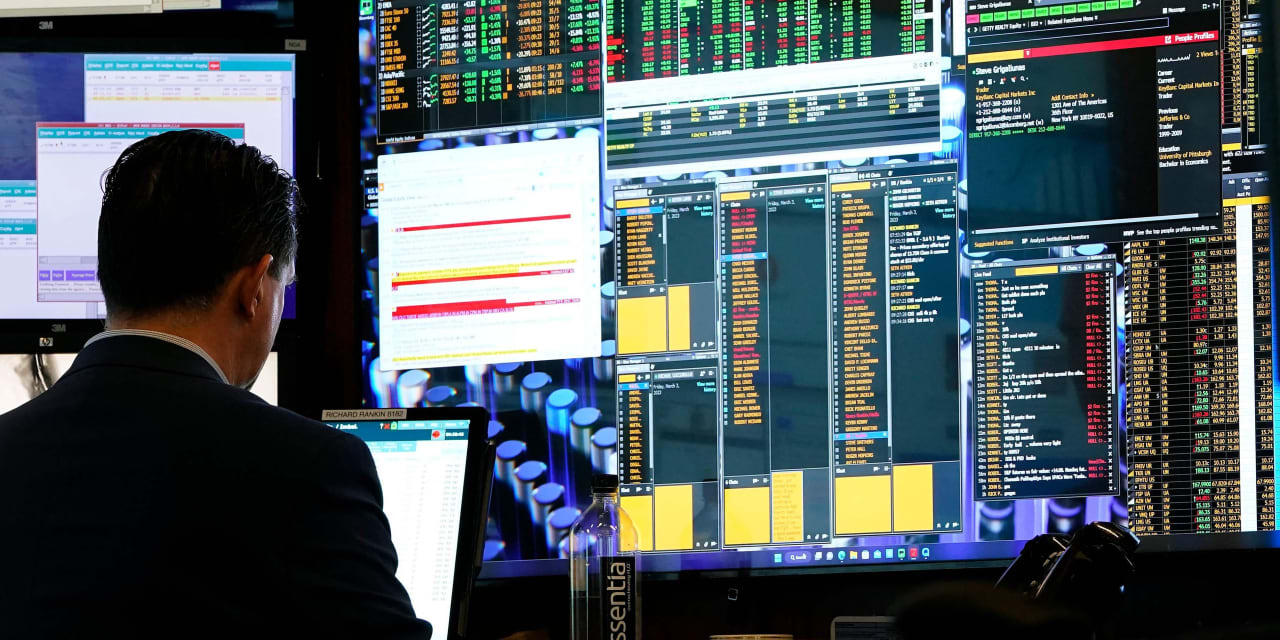 Bond market signals interest rates will drop in 2023, but stock ...