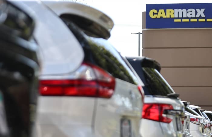 CarMax says tighter lending hits car sales due to Fed rate hikes and ...