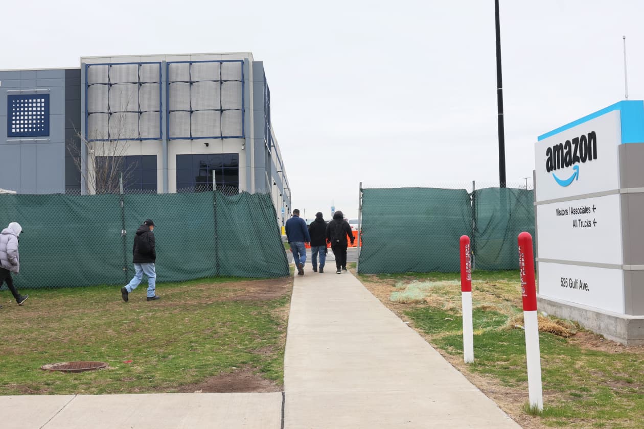 Amazon workers’ serious-injury rates still double those of other ...