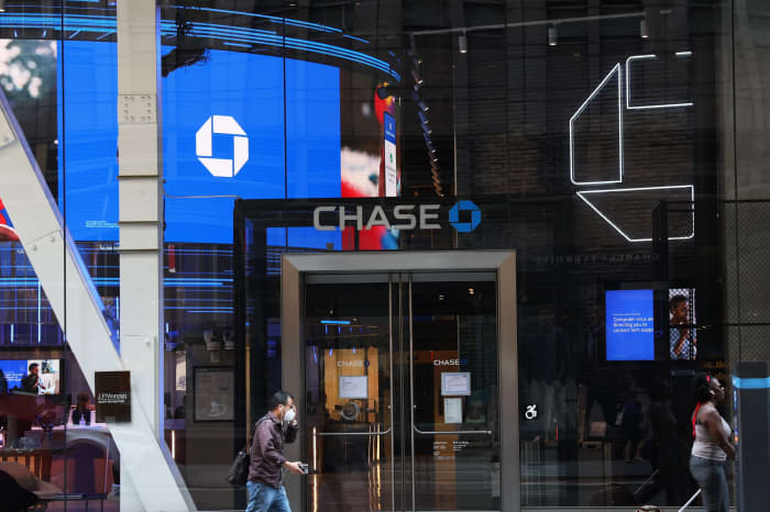JPMorgan Chase stock moves positive for the year after it blasts past ...