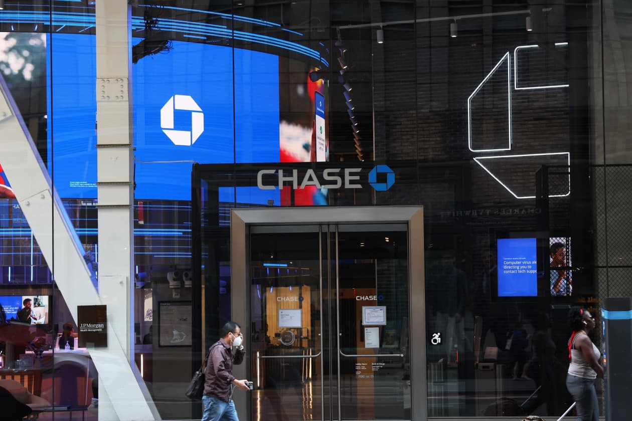 JPMorgan Chase stock moves positive for the year after it blasts past ...