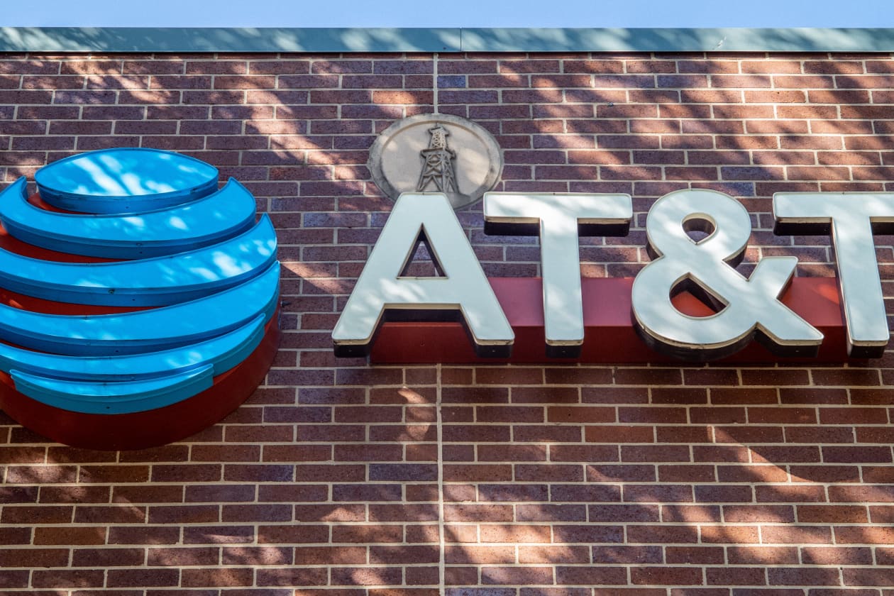 AT&T stock suffers worst drop in more than 2 decades as cash flow dries ...