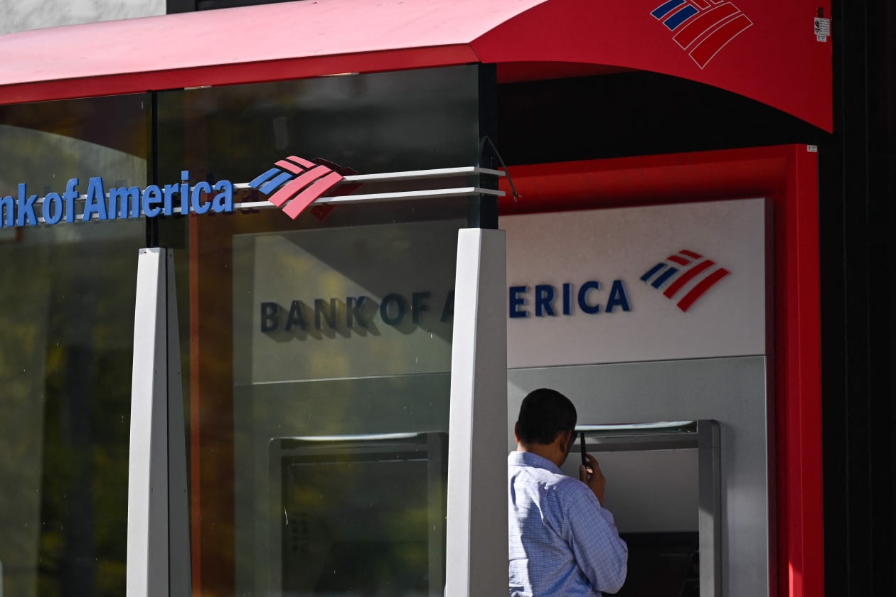 Banks take out more loans from Fed in sign of lingering stress on ...