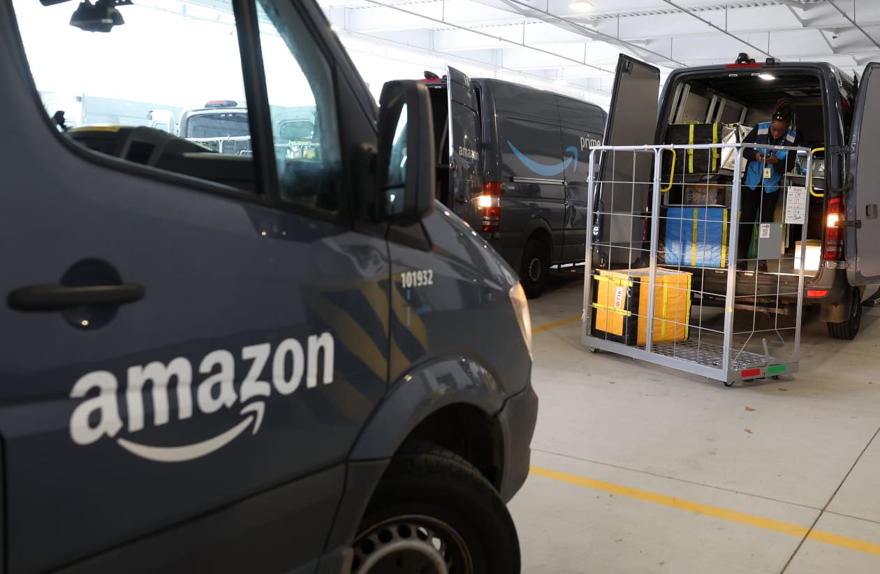 Amazon stock gives up gains as CFO admits AWS growth rates are ...