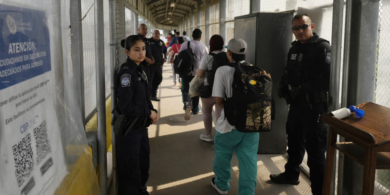 Calm observed at southern U.S. border after midnight lifting of ...