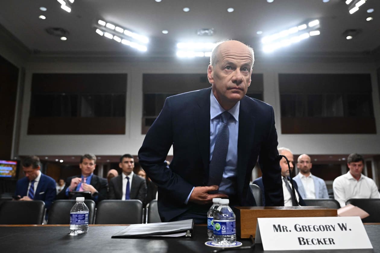 Senators grill SVB, Signature Bank CEOs for putting profits ahead of ...