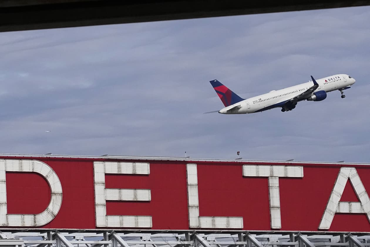 Delta Air Lines stock surges toward 2-year high after earnings beat ...