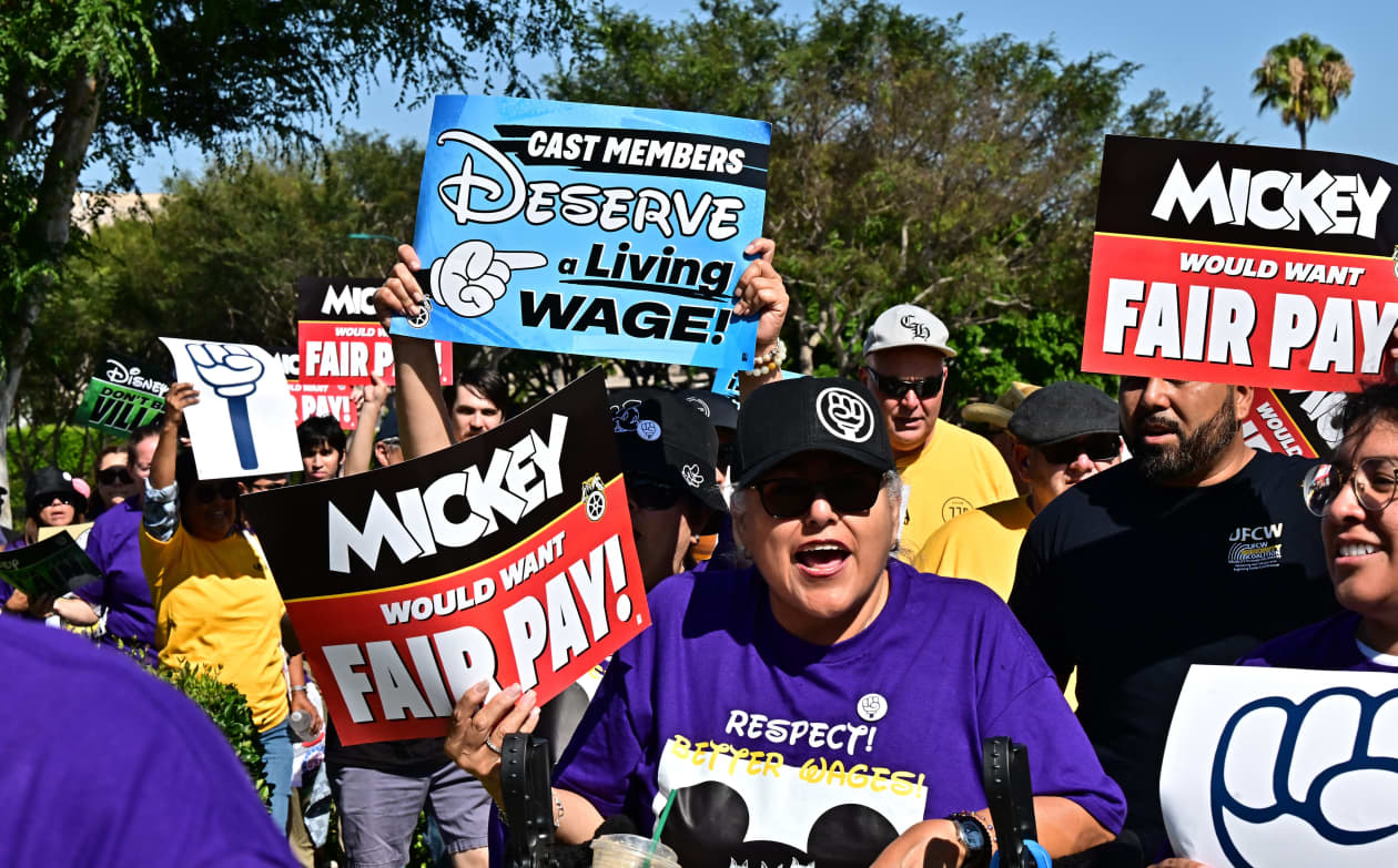 Disneyland reaches tentative labor agreement with union workers ...