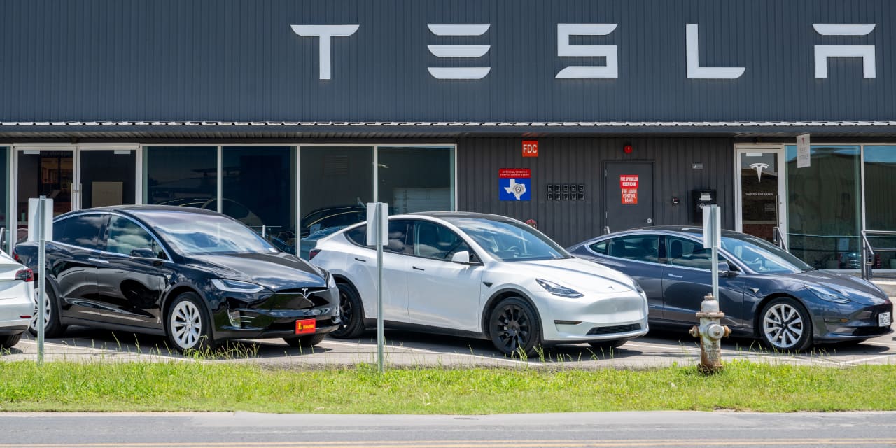 Tesla stock extends record win streak to 13 days, notches biggest gain ...