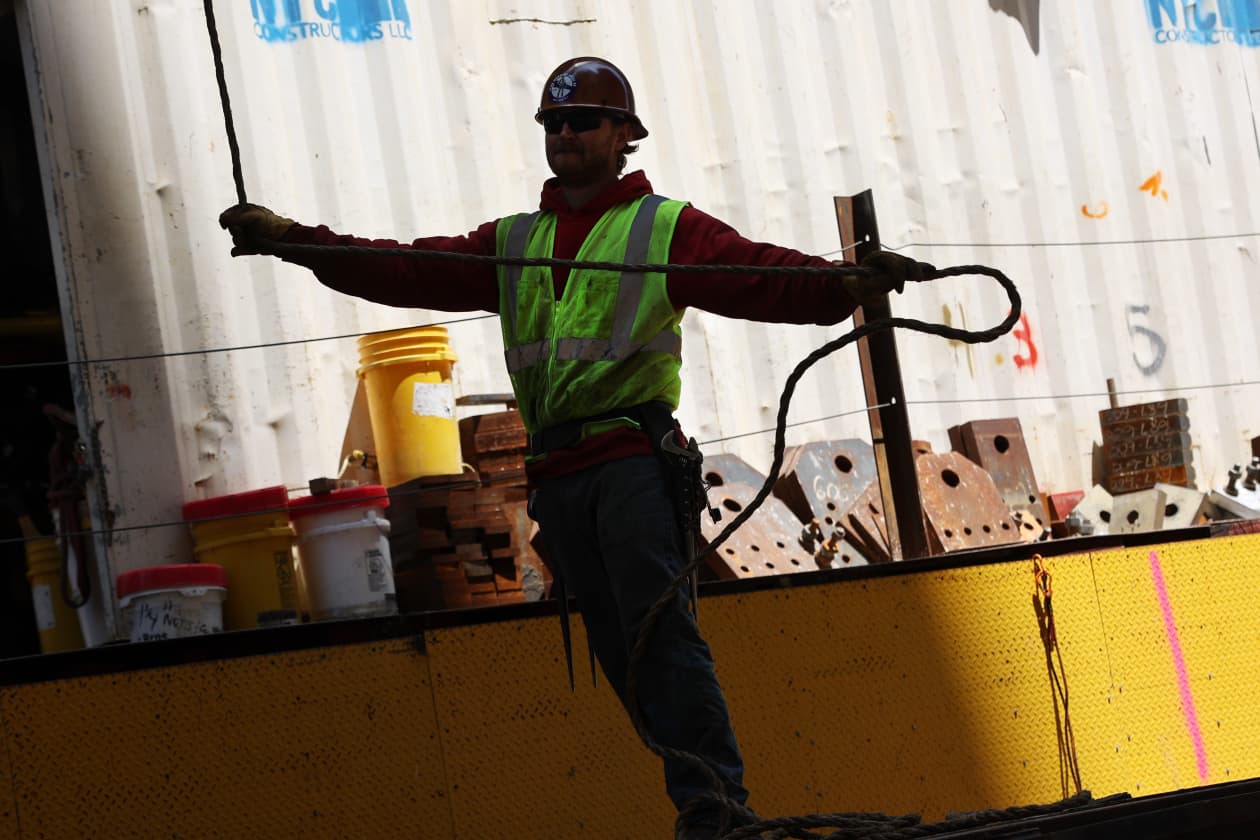 U.S. jobless claims top 262,000 and stick near highest level in almost ...