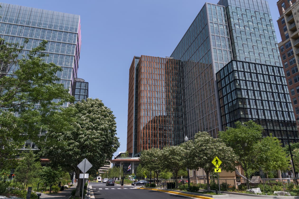 Amazon debuts its ‘HQ2’ complex in Virginia as it brings workers back ...