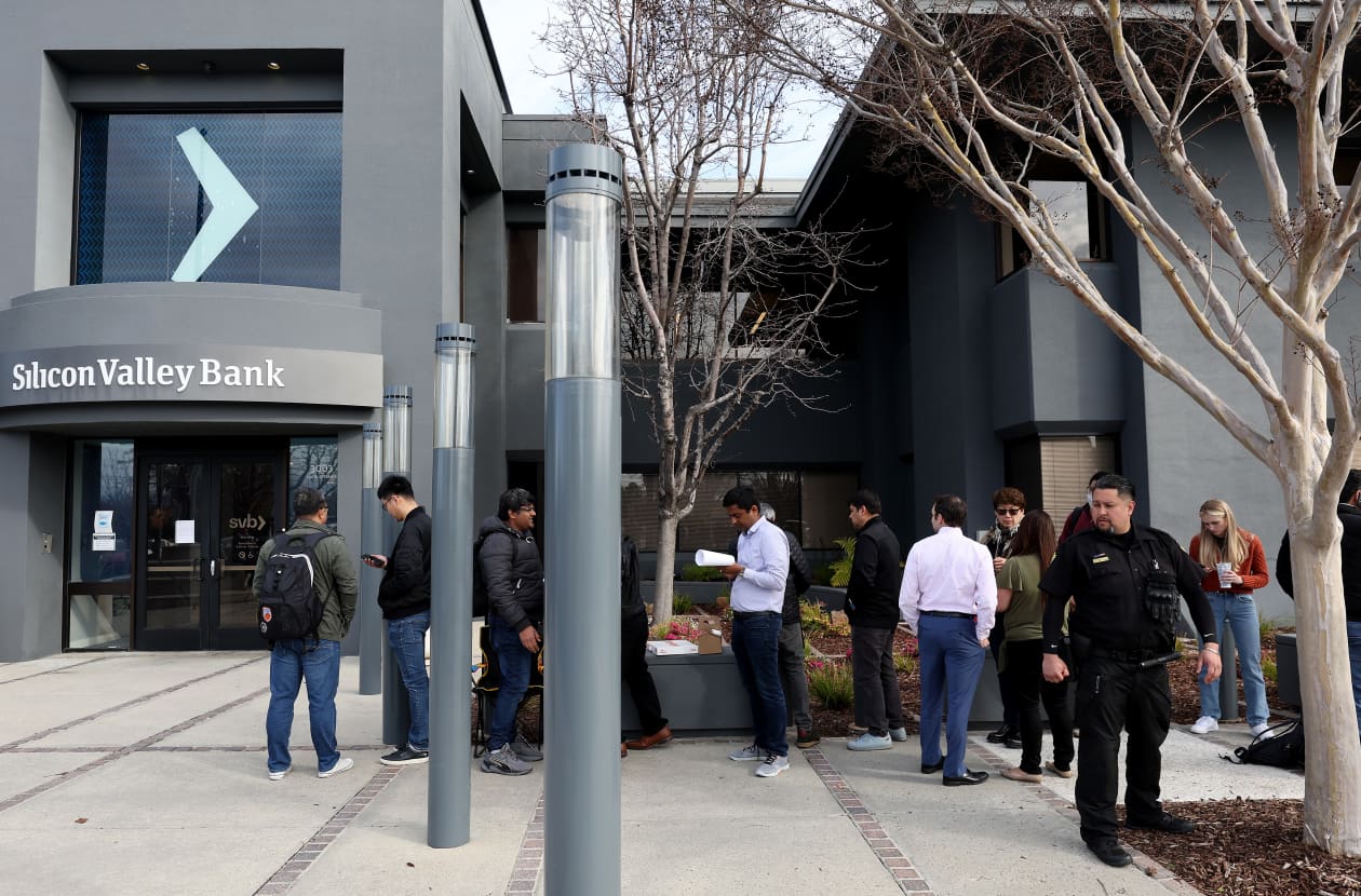 Senators make headway on clawing back pay from failed banks’ CEOs, as ...