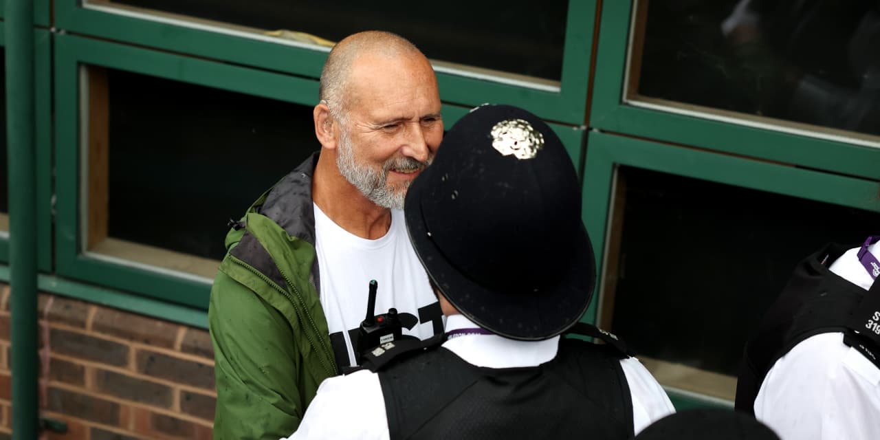 Environmental protesters Just Stop Oil disrupt Wimbledon tennis match ...