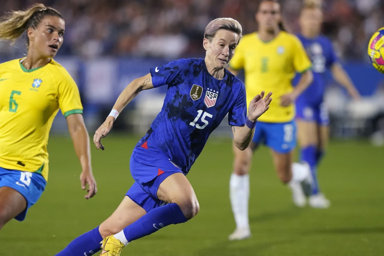 Us Soccer Star Rapinoe Accepts Ocasiocortezs Capitol