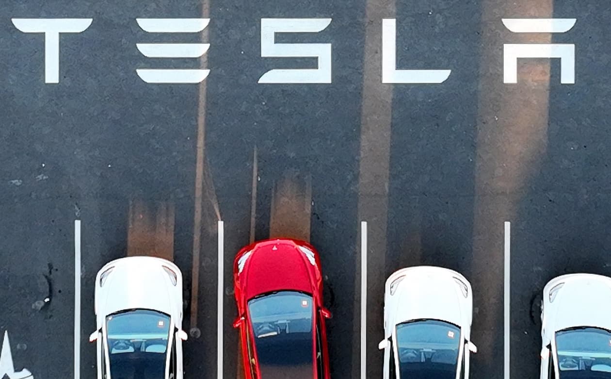 A Tesla set ablaze on an icy lake leads to jail time for Vermont man ...