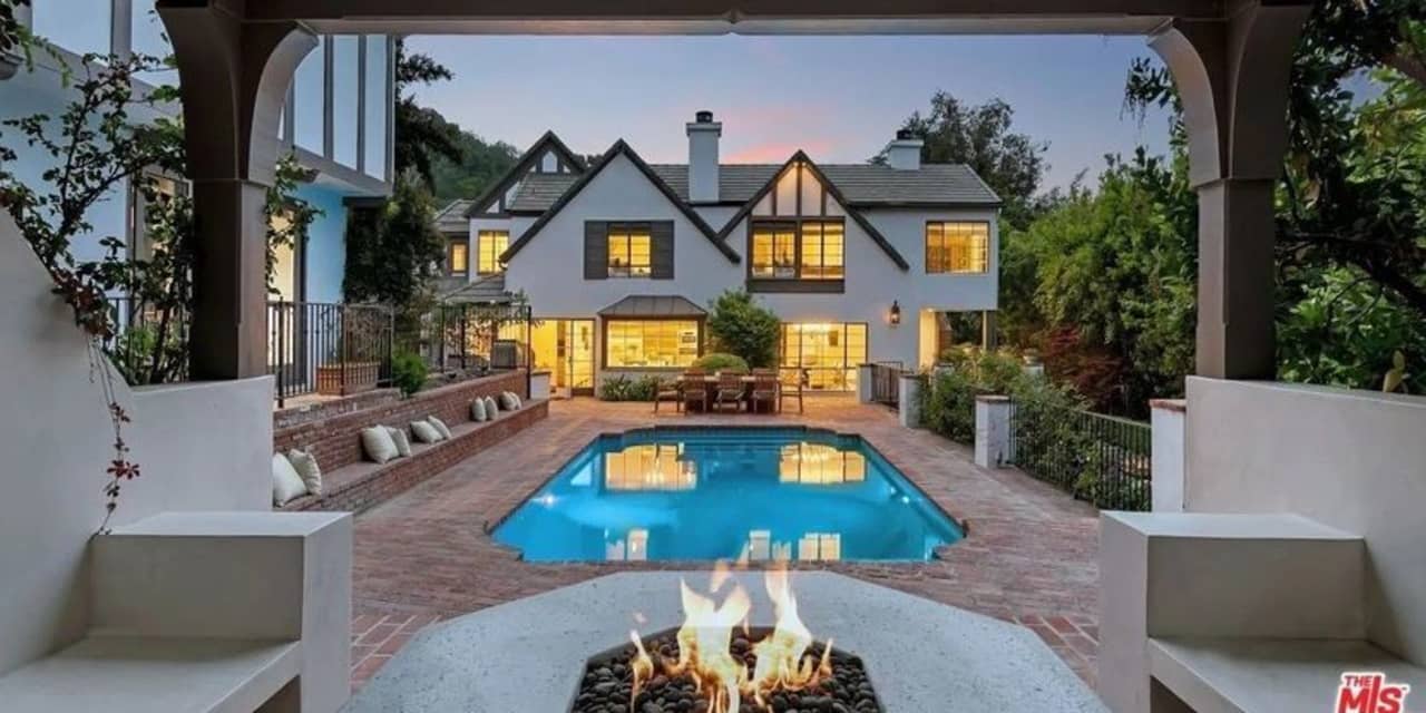 Singer and beauty boss Rihanna unloads one of her Beverly Hills homes ...