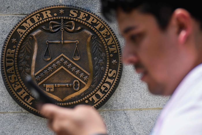 Here's the trade that pushed long-term Treasury yields to 2023 highs ...