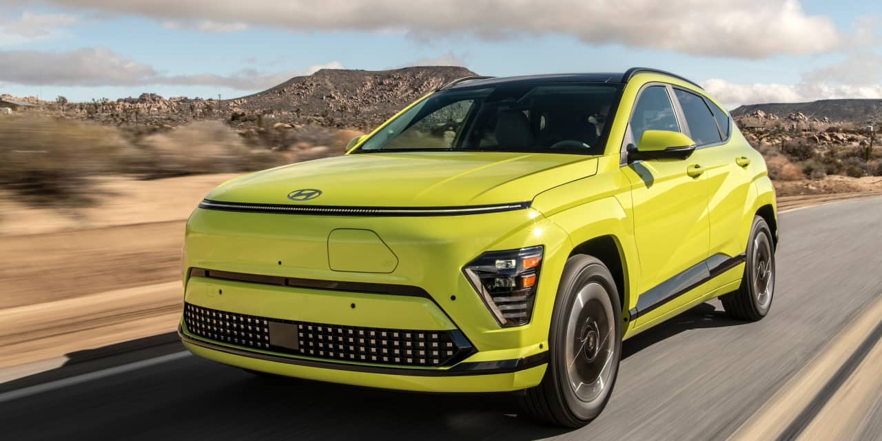 The 2025 Hyundai Kona Electric is a spacious little electric SUV with ...