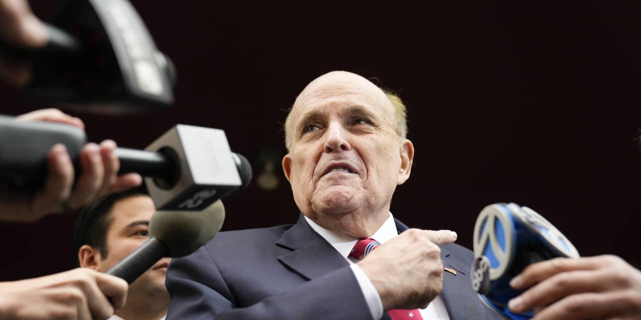 Trump hosts $100,000-per-person fundraiser to help Giuliani pay legal ...