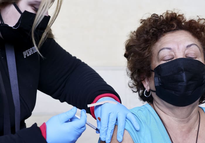 CDC recommends updated COVID shots for people 6 months of age and older ...