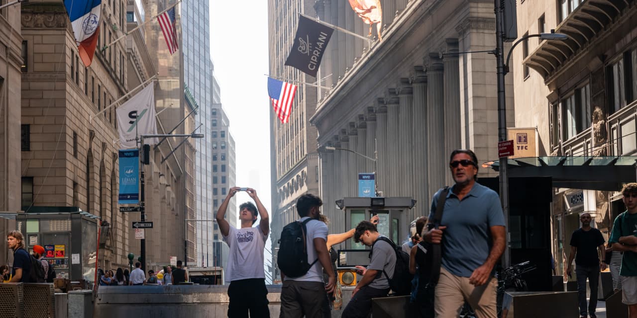 Stay upbeat on U.S. stocks, says SocGen, which just boosted its S&P 500 ...