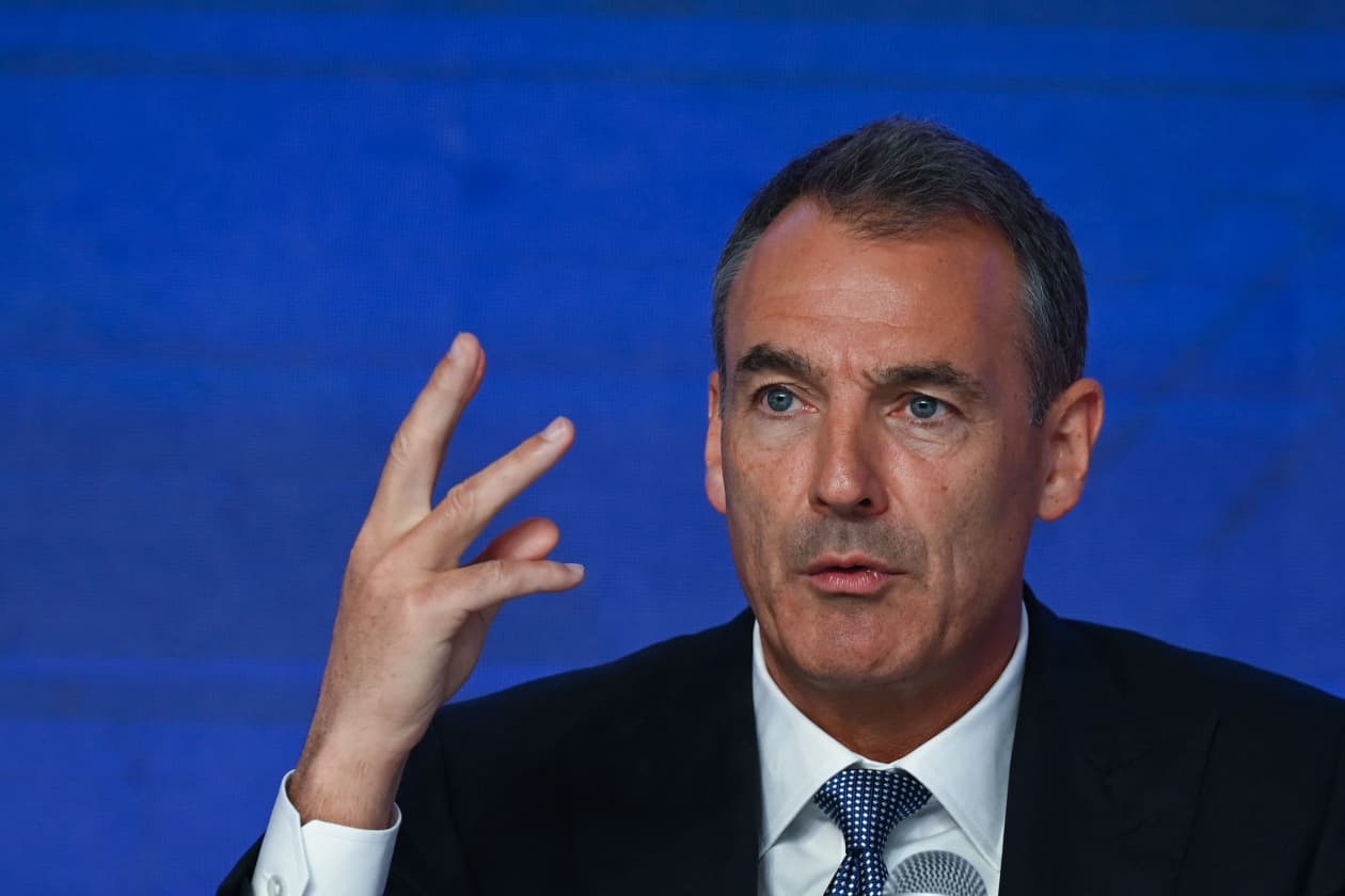 This chart shows how BP underperformed rivals under now departed CEO ...