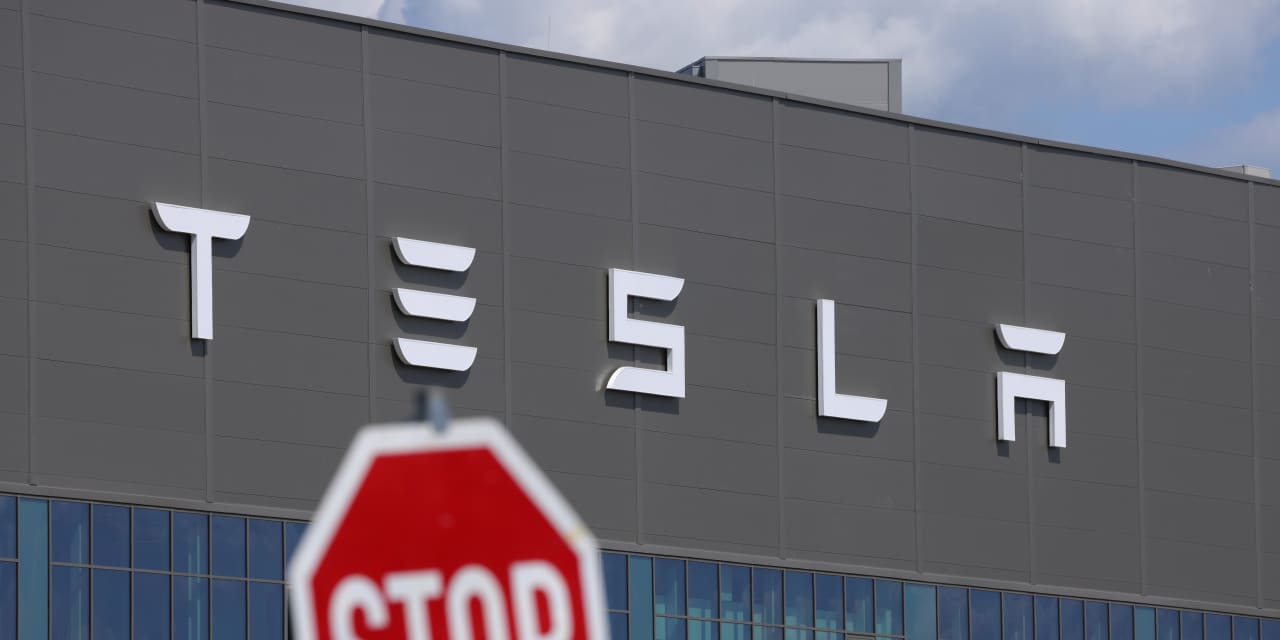 Tesla’s stock turns lower again as UAW strike fails to provide support ...