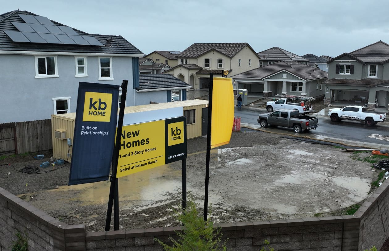 KB Home stock slips despite earnings beat, raised forecast and ‘steady ...