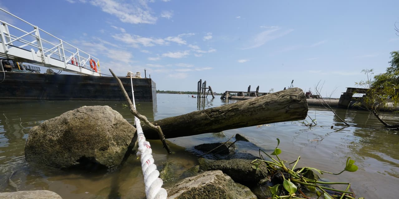 Low Mississippi water levels could divert grain shipments to rail and ...