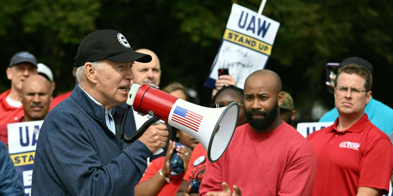 Biden tells UAW picket line to ‘stick with it,’ appears to endorse 40% ...