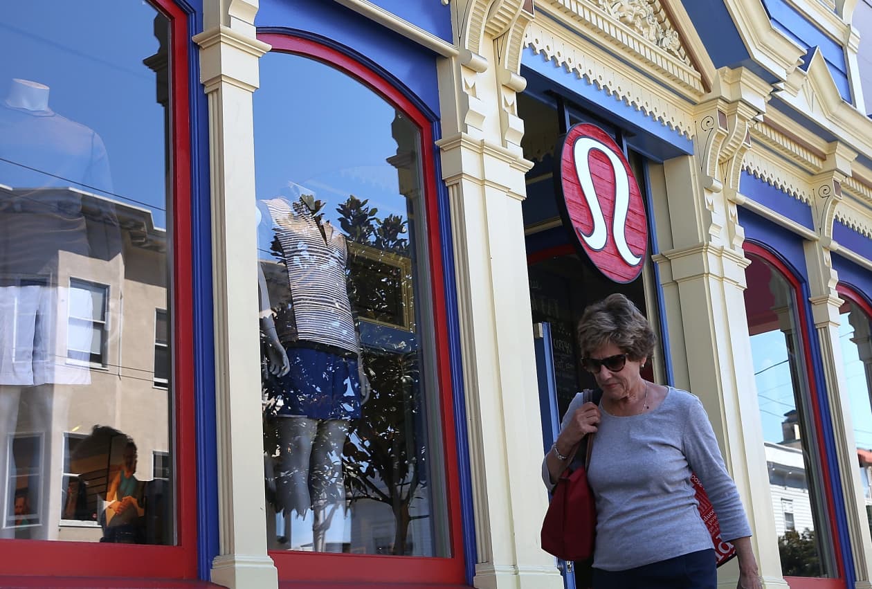 Lululemon’s stock falls 4.4% after yoga-gear maker says its chief ...
