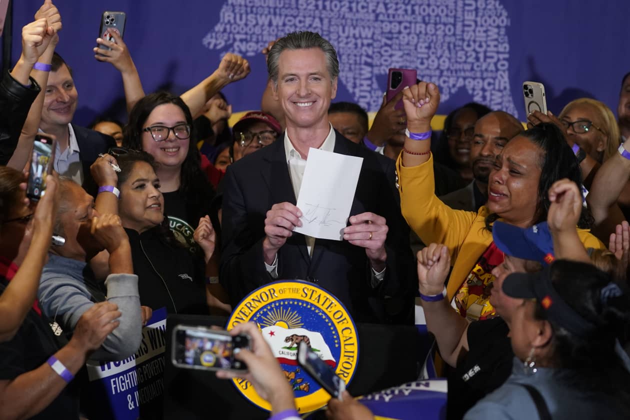 New California law raises minimum wage for fast-food workers to $20 an ...