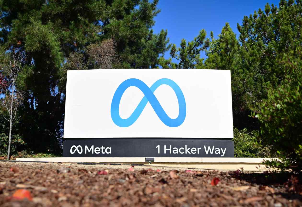 Meta reportedly freezes its AI hiring spree amid wider restructuring ...