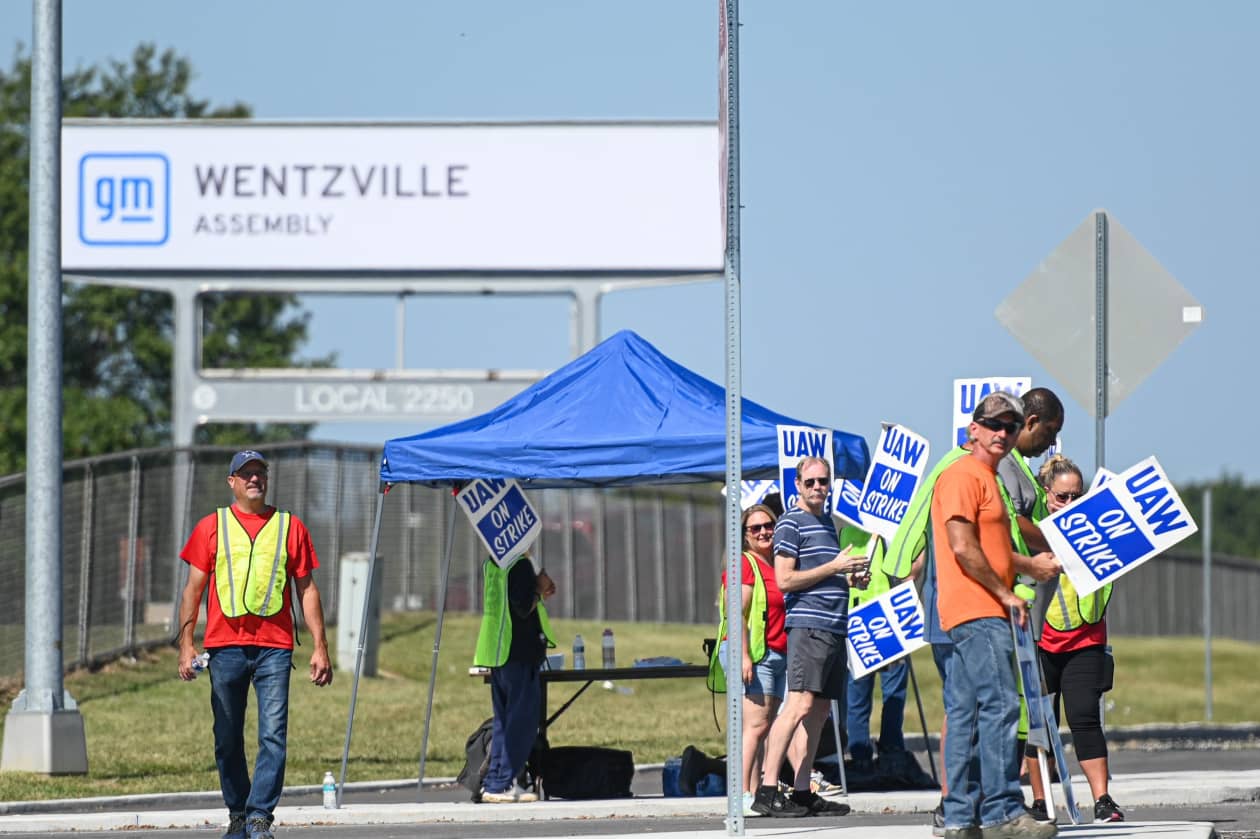 GM lines up $6 billion in financing as UAW strike continues - MarketWatch