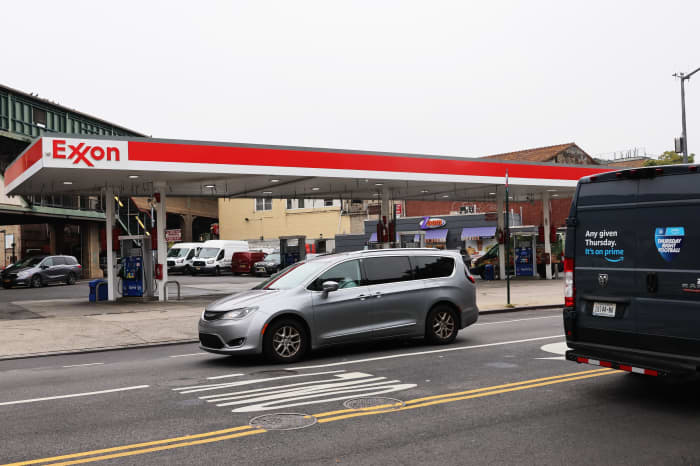 Pioneer CEO cheers Exxon's 'great dividend.' Here's how much he could ...