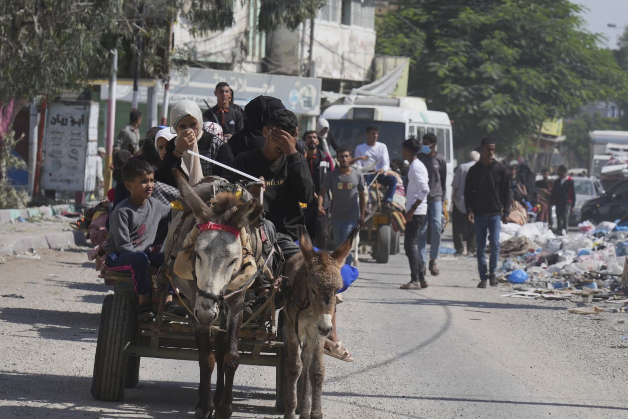 Palestinians Are Struggling To Flee South In Gaza After Israel Gives An