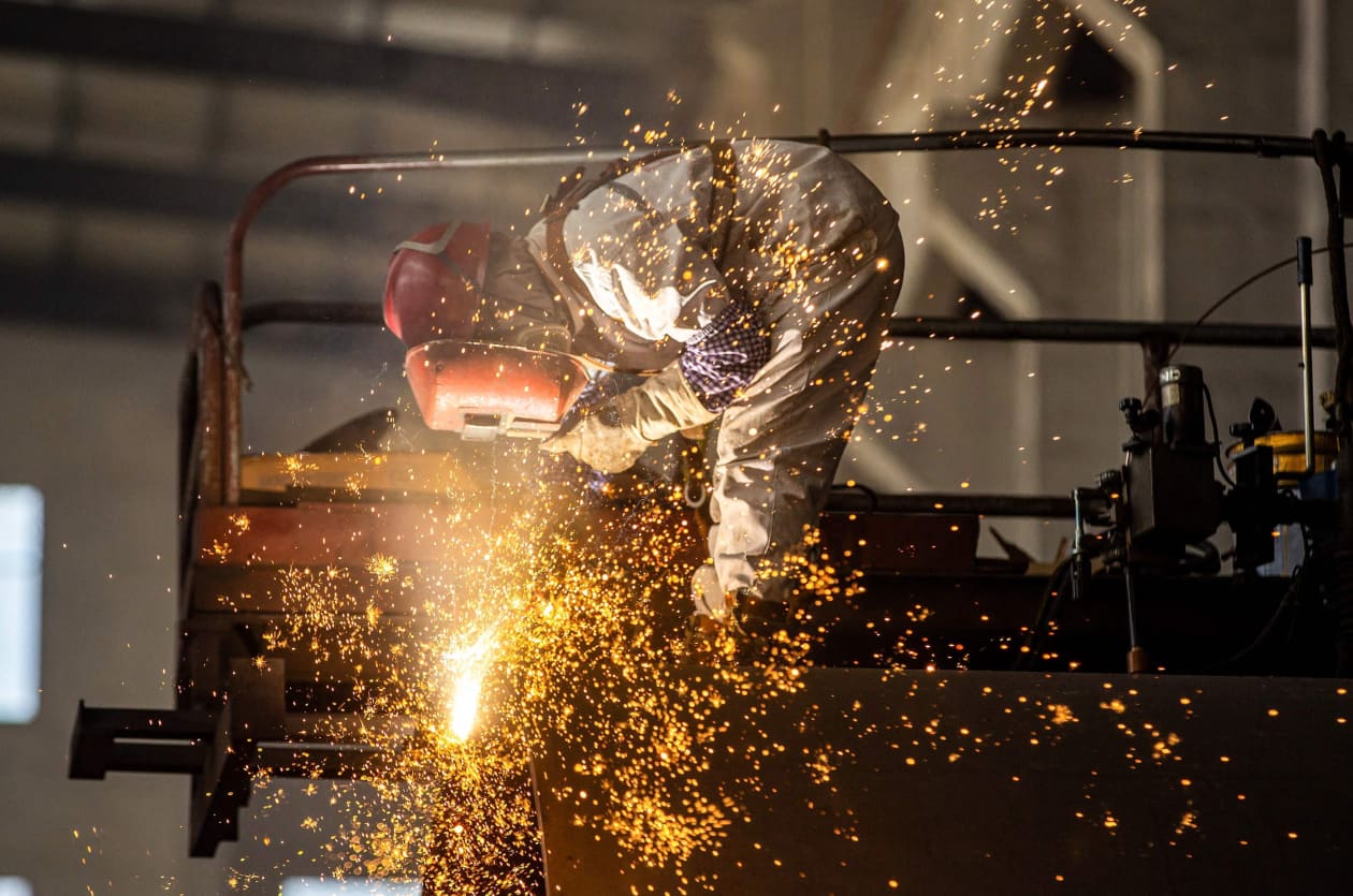 Jobless claims fall to 9-month low of 198,000. Not many layoffs in U.S ...