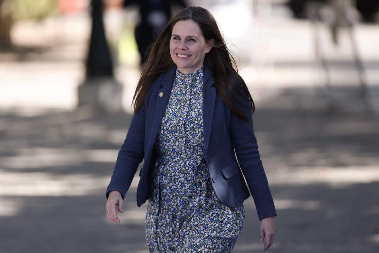 Icelands Prime Minister Joins Strike By Women Over Pay And Violence