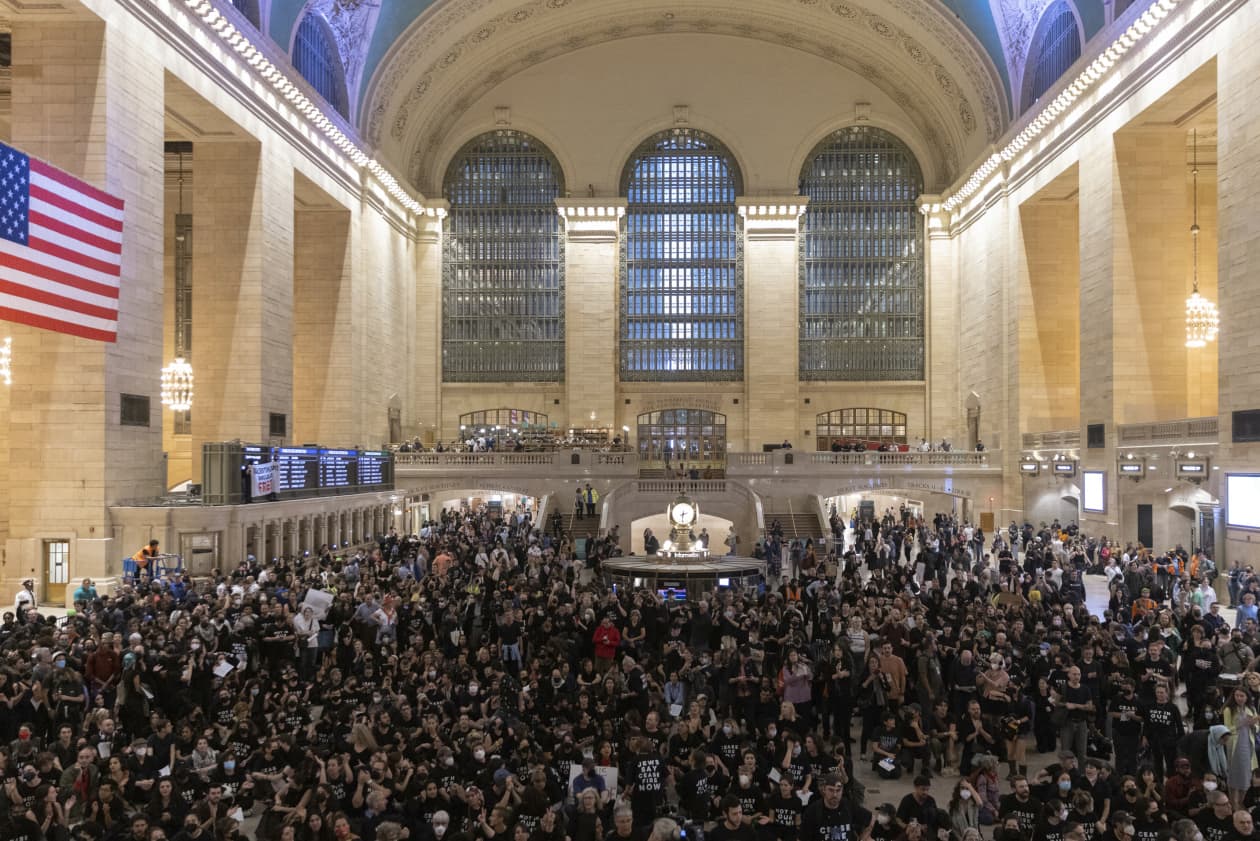 New York City protesters demand Israeli cease-fire, at least 200 ...